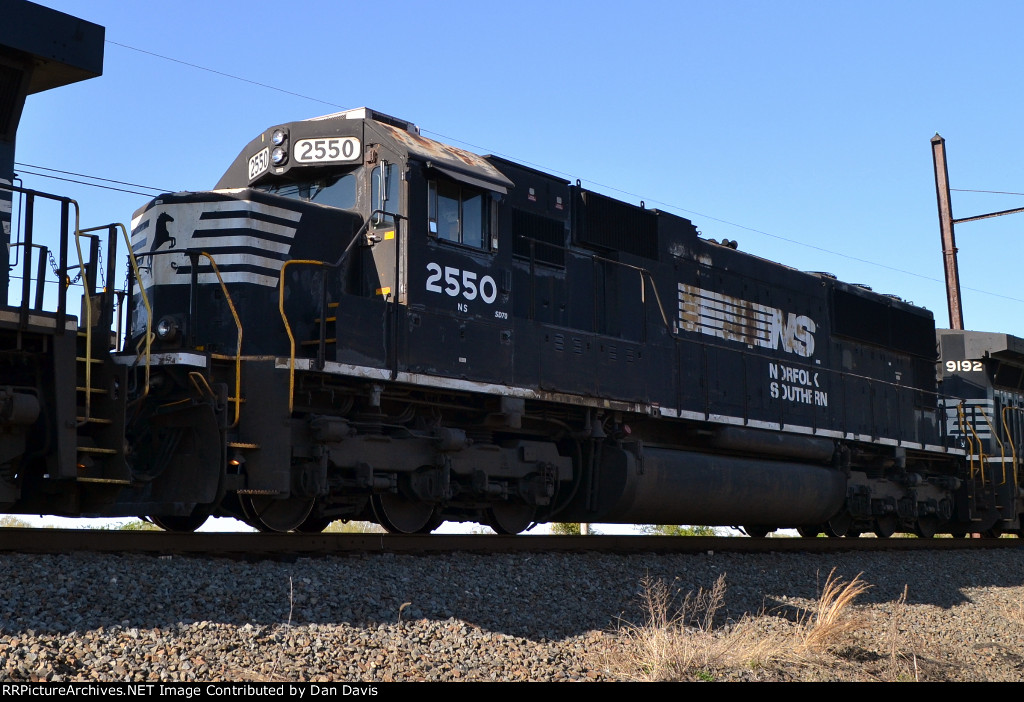 NS SD70 2550 trails on 17G